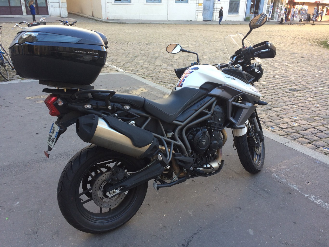 White T800 Lyon Cathedral - Spotted ! - Triumph Tiger 800 / 900 Forum